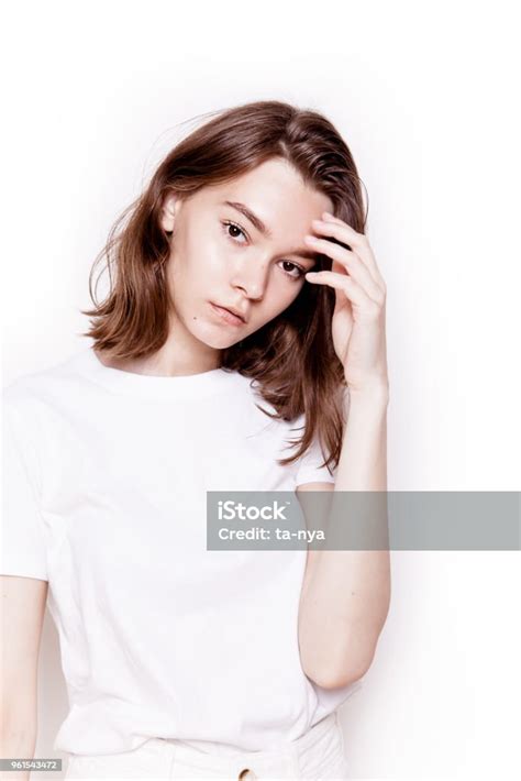 아름 다운 젊은 여 자가 흰 옷 캐주얼 여름 패션을 입고 슬림 여자에 대한 스톡 사진 및 기타 이미지 여자 패션모델 한 명의 여자만 Istock