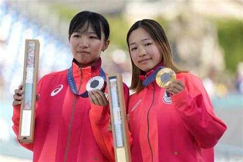 スケートボード女子ストリートで金メダルを獲得した吉沢恋（右）と赤間凜音（ap） スポニチ Sponichi Annex スポーツ