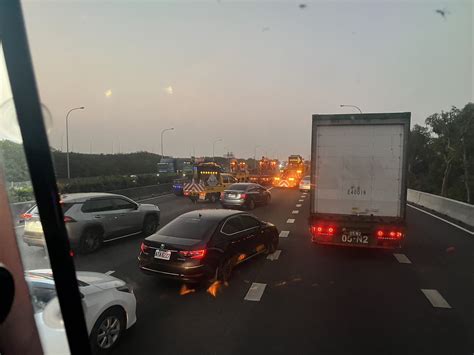 （有影片）／國1彰化段自撞護欄下車察看 竟遭自己車子推撞慘死 蕃新聞