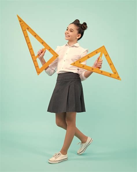 Retour à Lécole School Girl Tenir La Règle De Mesure Isolé Sur Fond