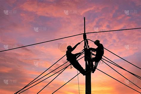 电工爬上电线杆修理暴风雨后损坏的电缆。电力线路支持，技术维护和发展行业理念素材 花瓣网