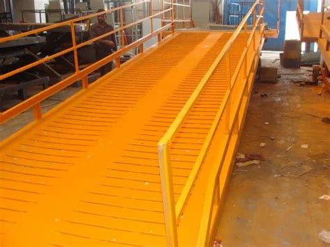 Hydraulic Mobile Dock Ramp For Industrial Size Capacity Ton At In Pune