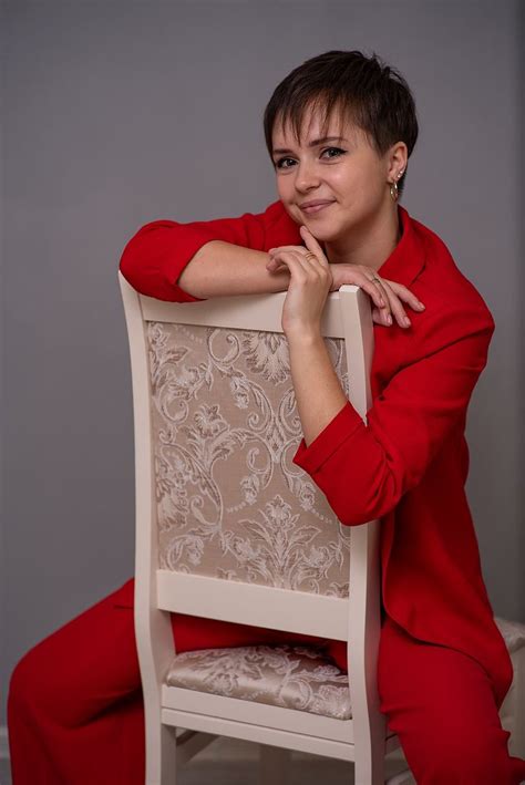 Девушка в красном и с короткой стрижкой Минимализм