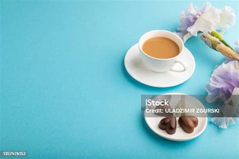 블루 파스텔 배경에 초콜릿 사탕과 라일락 아이리스 꽃과 Cioffee 의 컵 측면 보기 복사 공간 정물 아침 아침 봄 컨셉 0명에 대한 스톡 사진 및 기타 이미지 Istock