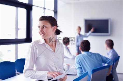 女商人和她的员工在办公室的背景高清摄影大图 千库网