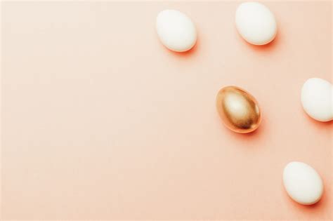 부활절 카드 해피 부활절 장식에서 파스텔 핑크 배경에 황금 흰색 계란 평면 평지 복사 공간이있는 상단 보기 공중에 대한 스톡