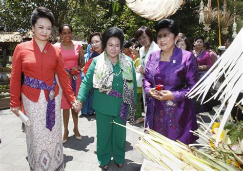 彭丽媛出席APEC领导人配偶活动 穿印尼传统服饰 视频中国