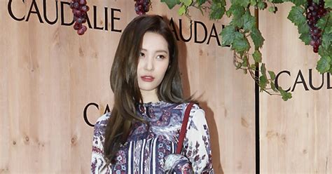 포토엔 선미 마네킹 각선미 드러낸 점프수트