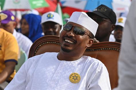 Tchad Mamahat Déby Lex Chef De La Junte élu Président Prête Serment