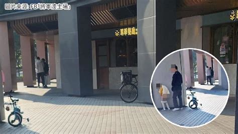 左右兩旁皆有公廁 將軍澳男童在大人看管下竟隨地小便 生活熱話