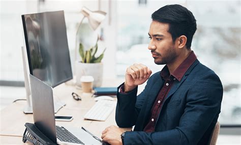 Kantor Brainstorming Dan Manusia Di Komputer Memikirkan Ideide Untuk