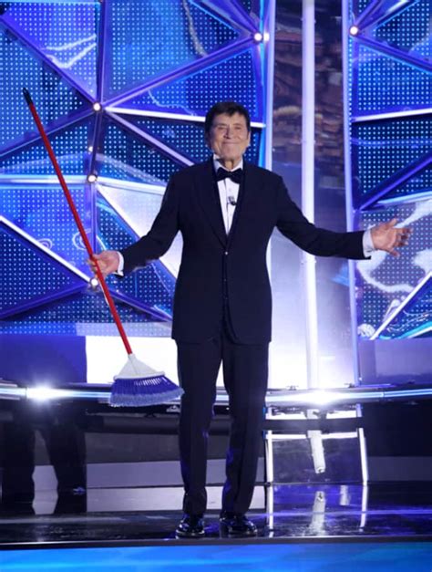 Gianni Morandi Con La Scopa In Seconda Serata A Sanremo Scherza Sul Caso Blanco Sky TG
