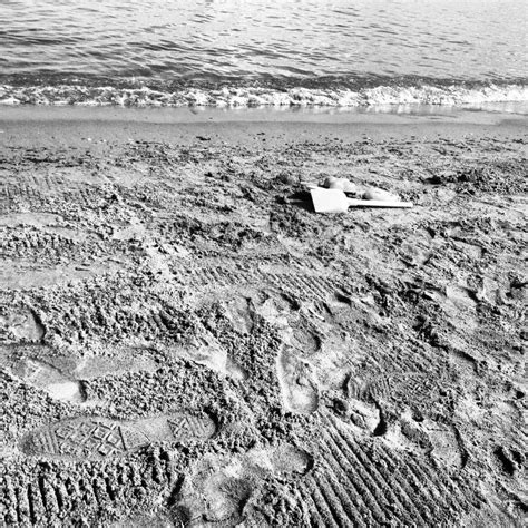 147 Huellas En La Playa De La Arena Blanco Y Negro Fotos De Stock
