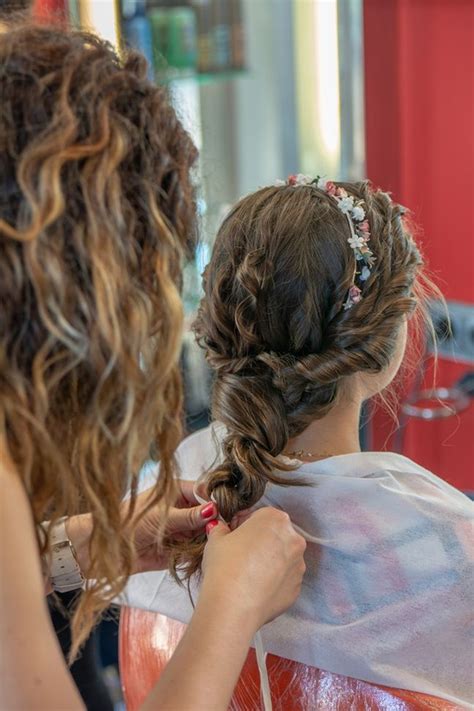 Propozycje fryzur z warkoczem dla dziewczynek na Komunię WP parenting