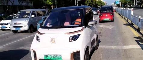 别再这样“冒头”停车了，这些车都被抓拍了信号灯规定机动车