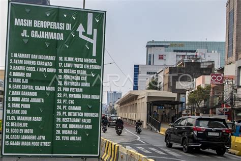 Pengalihan Arus Dampak Pembangunan MRT Fase II ANTARA Foto