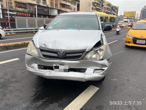互毆片撞小黃想落跑 被運將攔下爆口角互毆 肇事男竟酒駕 這下gg 全車4人都吞罰單