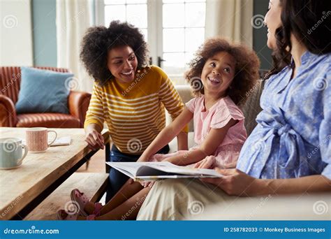 Familia Con Dos Madres Usando Pijamas Leyendo El Libro De Historias En