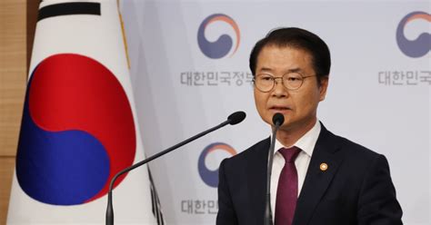 文정부도” 노동장관도 방패로 꺼내든 前정권