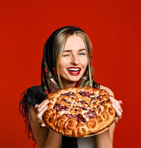 Retrato De Uma Jovem Loira Linda Com Lenço Na Cabeça Segurando Uma