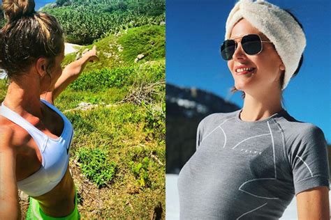 Astrid Toont Trots Haar Bol Buikje Lesley Ann Zit Schaarsgekleed Aan