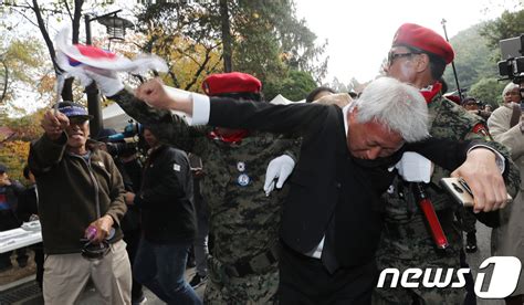 쫓겨나는 류석춘 혁신위원장
