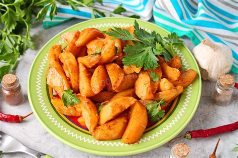 Картошка по деревенски в микроволновке рецепт с фото пошагово - 1000.menu