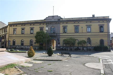 Busto Ancora Infiltrazioni Nel Liceo Crespi Piovono Calcinacci Dal