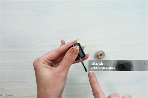 매니큐어를하고 여성의 손 흰색 배경에 골드 반짝이 색상의 매니큐어 스킨 앤 네일 케어 살롱 컨셉 다중 색상에 대한 스톡 사진 및