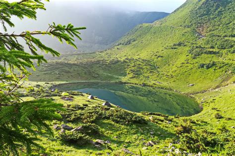 Свидовець — гірський масив в Карпатах озера Свидовецького хребта Etnosvit