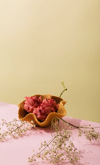아무도 없는 테이블에 딸기 아이스크림으로 가득 찬 아이스크림 콘 0명에 대한 스톡 사진 및 기타 이미지 0명 개념 건강에