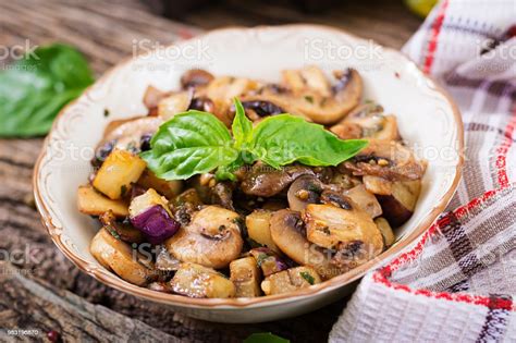 버섯 가지 Saute Aubergines와 바 질 야채는 끓인 채식 채식주의 음식 건강 한 식사입니다 가지 채소에 대한 스톡
