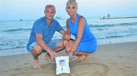 Szívszorító Nászút Renit és Csabát A Halott Fiuk Is Elkísérte