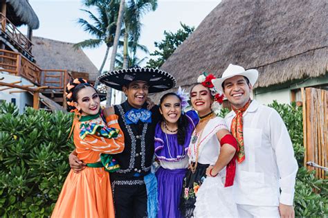 伝統的な民族衣装を着たメキシコのダンサーのグループメキシコのラテンアメリカの若いラテンアメリカの人々のポートレート マリアッチのストック