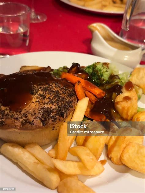 땅딸막한 칩 쇼트 크러스트 생과자 치킨 파이 정원 완두콩 브로콜리 당근 배턴과 그레이비 그레이비 보트 마시는 유리와 물 주전자