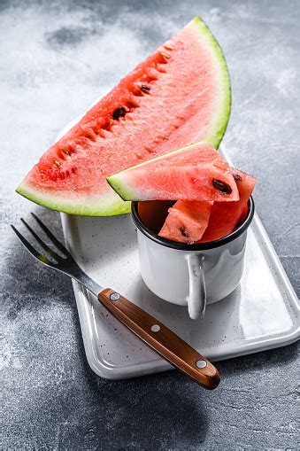 흰색 도마에 잘 익은 수박 조각 회색 배경입니다 텍스트를 위한 공간 0명에 대한 스톡 사진 및 기타 이미지 0명 건강한