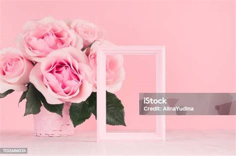 발렌타인 데이 배경우아한 파스텔 핑크 장미 꽃다발 흰색 나무 보드에 텍스트에 대 한 장식 프레임 복사 공간 0명에 대한 스톡 사진 및 기타 이미지 Istock