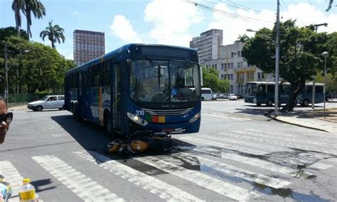 Acidente Entre ônibus E Moto Deixa Dois Feridos No Centro Do Recife