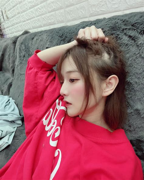 南半球女王周荀疑鬼剃頭？ 手撩頭髮「禿一塊」網驚：剛打疫苗嗎 Ettoday星光雲 Ettoday新聞雲