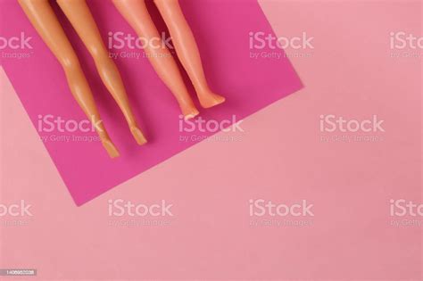 해변 휴가 개념 인형 다리는 매트 위에 누워 분홍색 배경에 일광욕을합니다 최소 레이아웃 인형에 대한 스톡 사진 및 기타 이미지