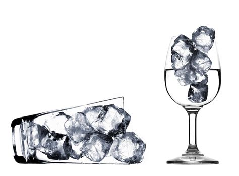 Agua Dulce En Vaso Con Cubitos De Hielo Foto Premium