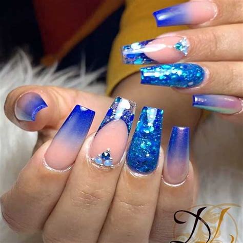 طراحی ناخن آبی شیک و ساده ناخن آبی شاین و براق