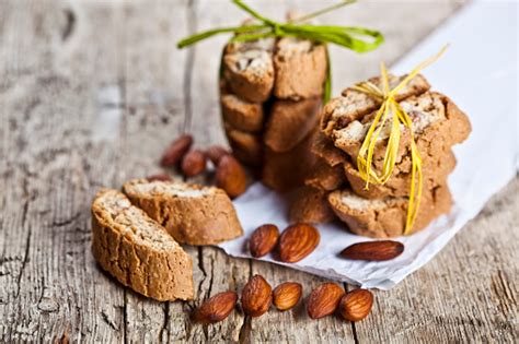 신선한 이탈리아 쿠키 Cantuccini 스택과 유기농 아몬드 씨앗을 Ructic 나무 테이블 배경에 흰색 종이에 0명에 대한