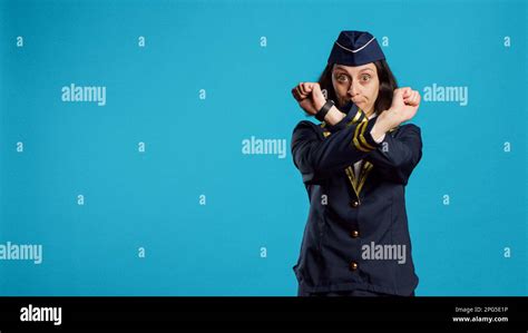 Junge Stewardess x förmige Geste macht und Missbilligung zeigt