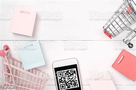 추상 온라인 쇼핑 Qr 코드 디자인 개념 요소 다채로운 카트 나무 테이블 배경에 종이 가방 상단보기 평면 누워와 모바일 지불 0