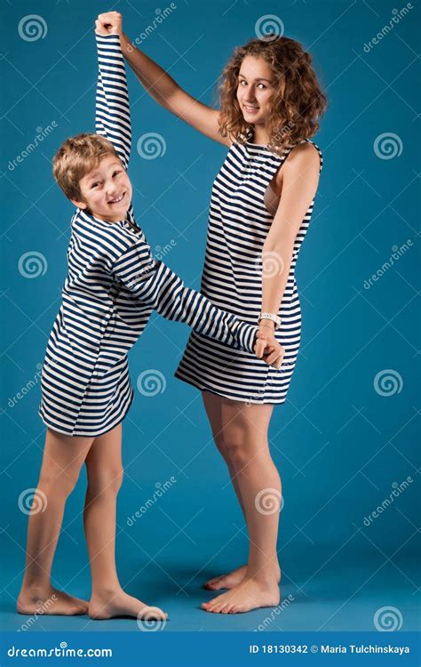 Bambini Allegri In Maglie Messe A Nudo Fotografia Stock Immagine Di Sicurezza Background