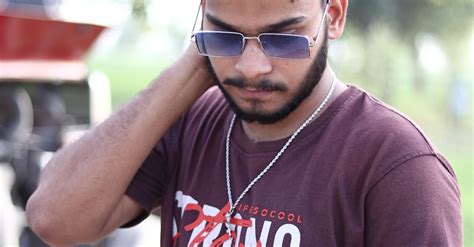 그래픽 티셔츠 나무 남자 도시의 머리 배경 보케 색조 선글라스 수염 수직 쐈어 스타일 스타일 설명 시원한 안경 액세서리 야외에서 여름 은