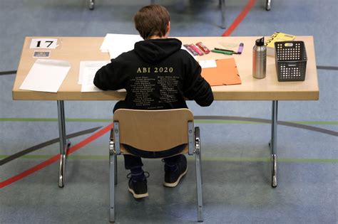 МОН Университетите да представят условията за прием през 2022 г до октомври От деня БНР Новини