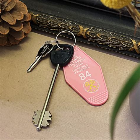 Брелок на ключи Friend Function Отель Гранд Будапешт розовый цвет ...