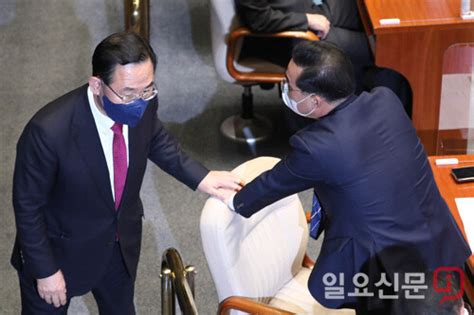 대화 나누는 여야 원내대표 주호영 박홍근 일요신문